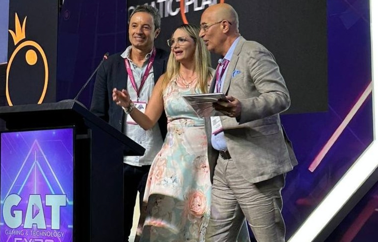 Anibal Aguirre recibe reconocimiento por sus 25 anos.